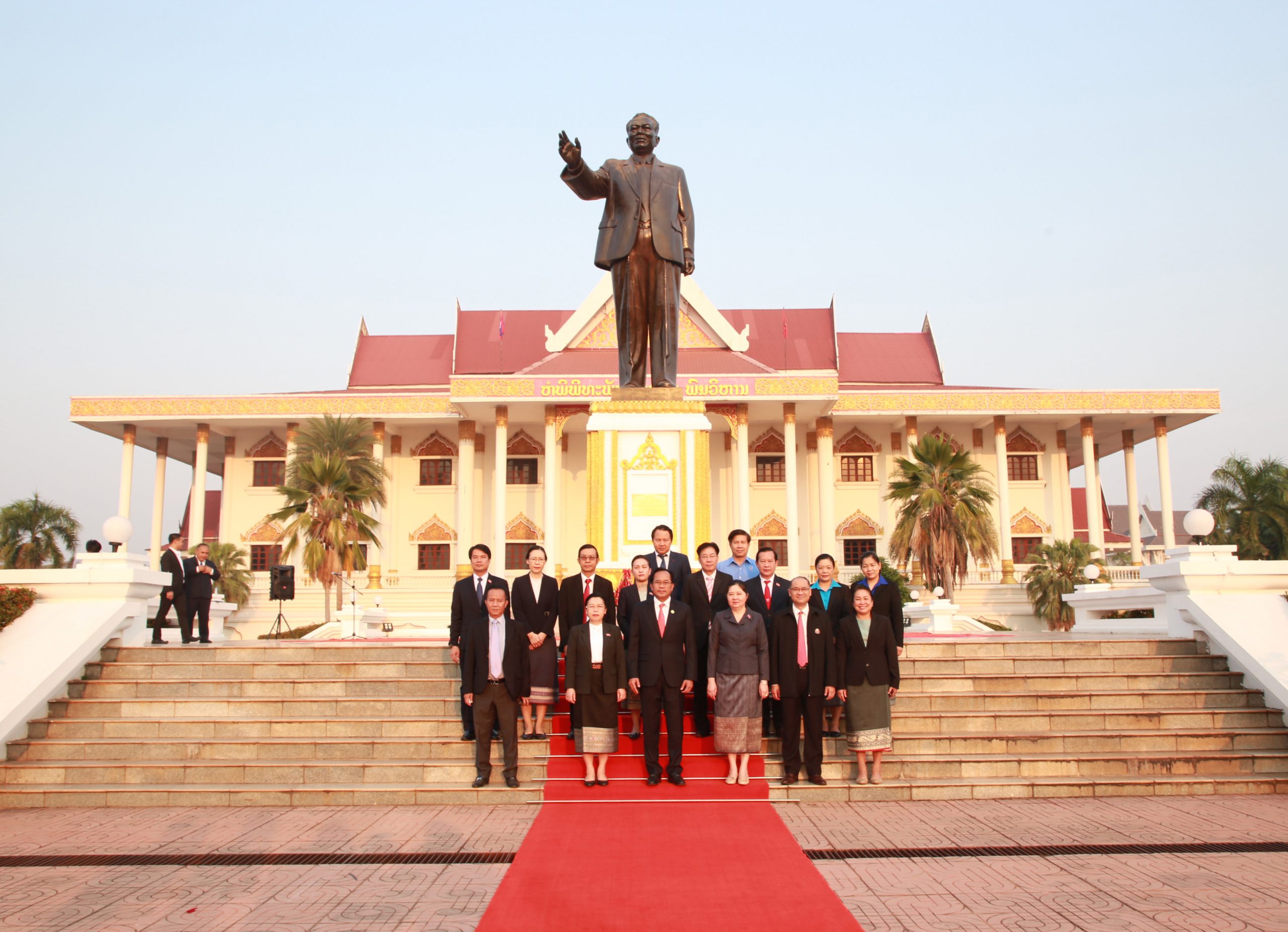 ຄະນະບໍລິຫານງານພັກ ທຫລ ເຂົ້າຮ່ວມການວາງກະຕ່າດອກໄມ້ ເນື່ອງໃນໂອກາດ ...